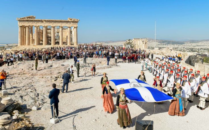 Η επετειακή έπαρση της σημαίας στην Ακρόπολη για τα 75 χρόνια από την ...